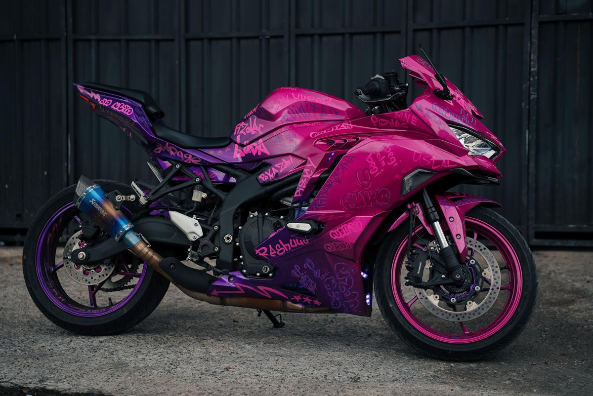 Sewa Motor Kawasaki ninja ZX25R Four cylinders with Quick Shifter 2025 di Bali | BikeHouse