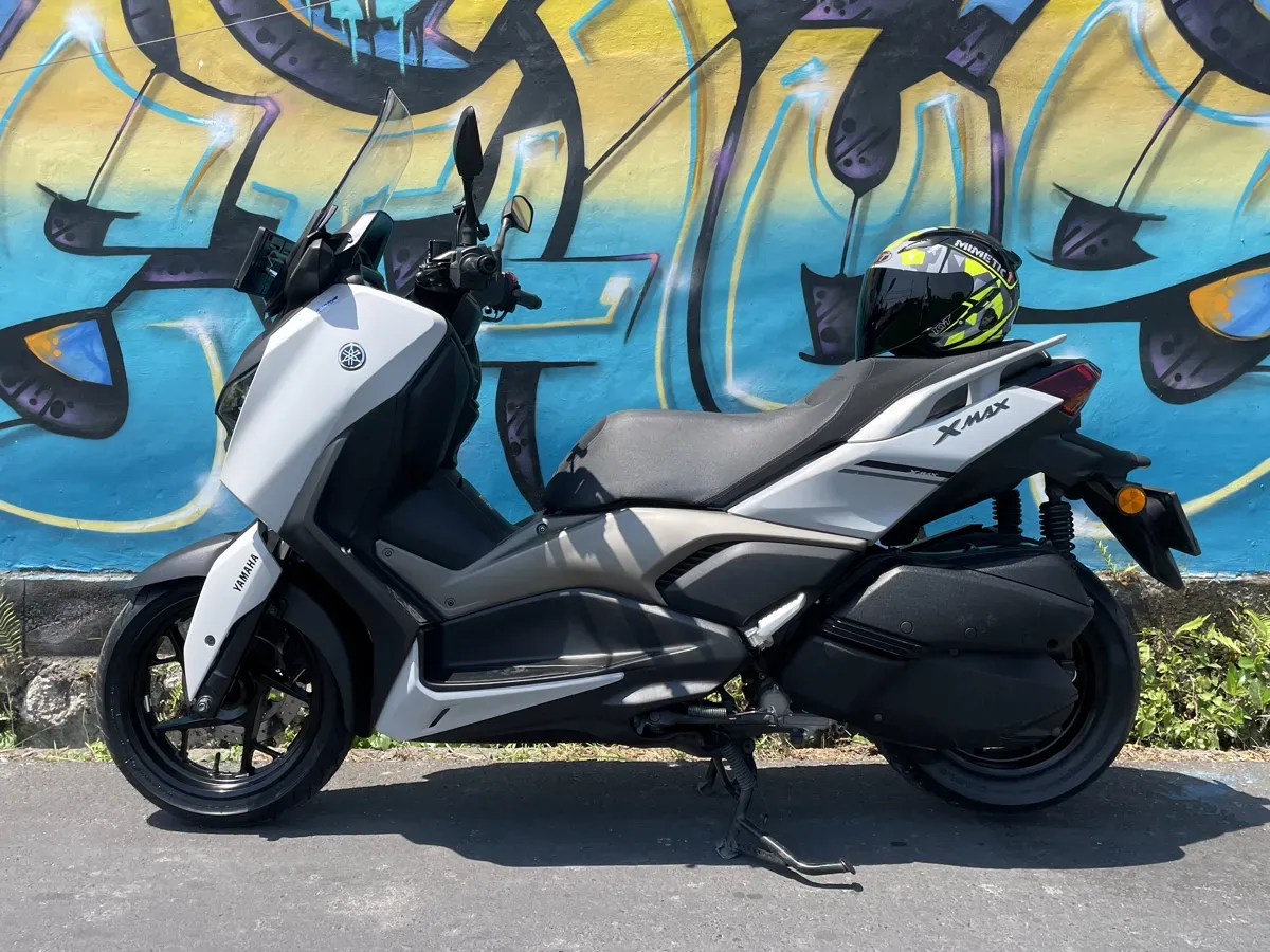 Miete ein Bike XMax WITH BACKREST 2024 in Bali | BikeHouse