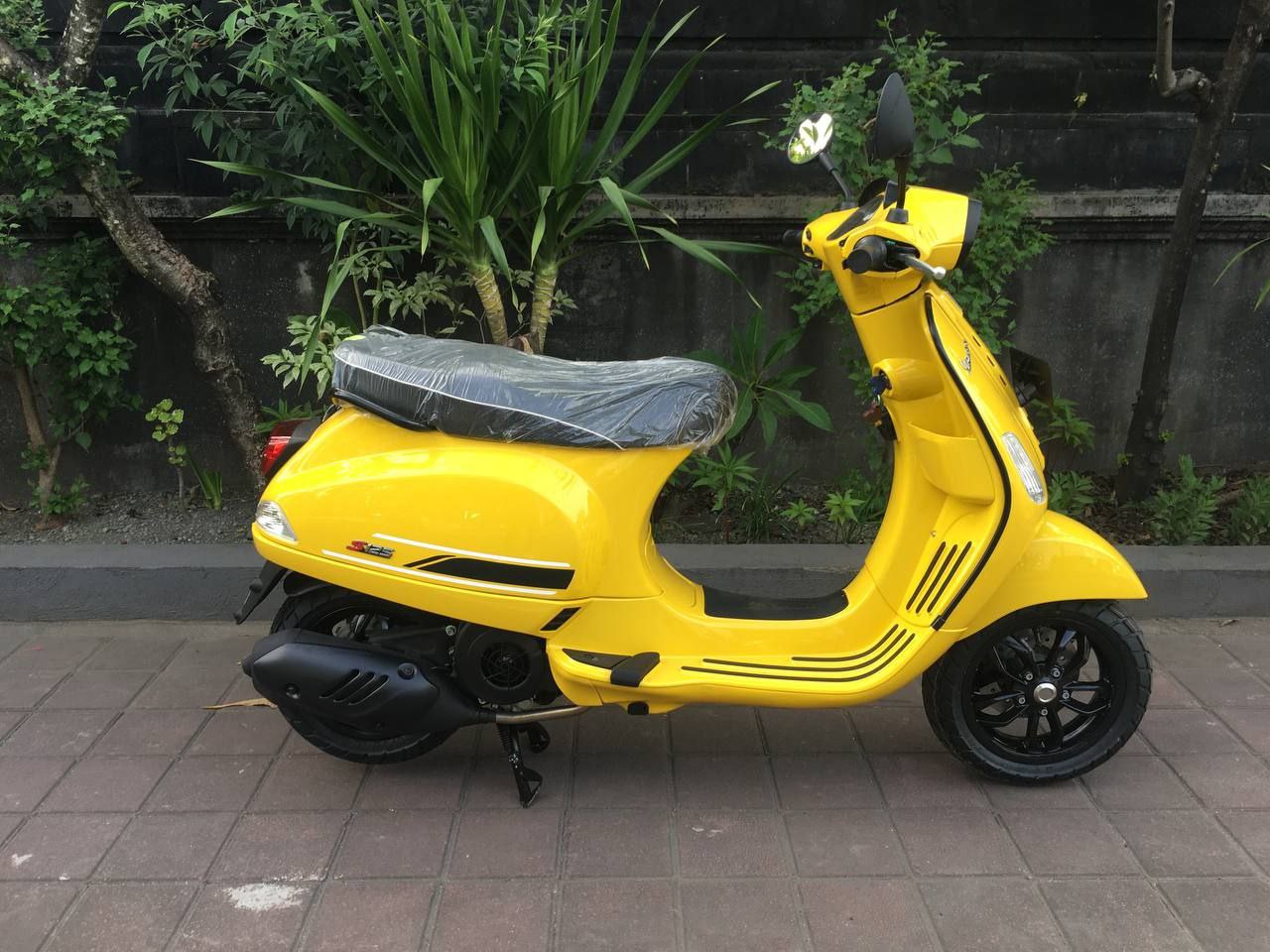 Rent a Bike Vespa S125 Yellow in Bali | BikeHouse