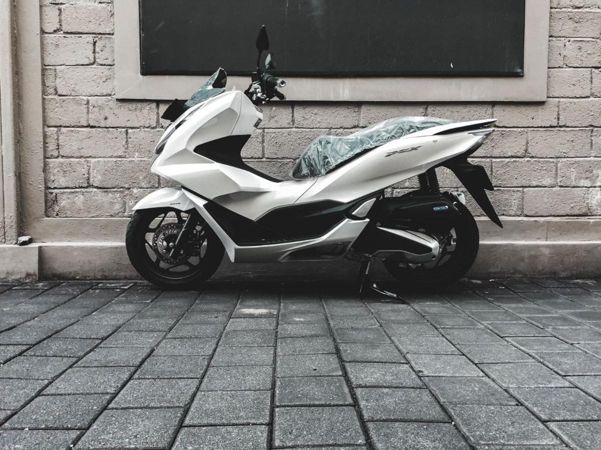 Miete ein Bike Honda PCX 160 ABS White in Bali | BikeHouse